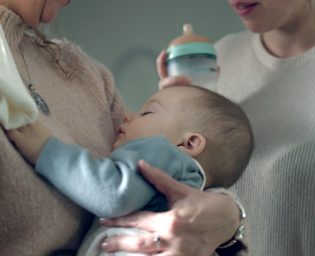 ¿Cómo dar biberón a un bebé? - Happymami Lactancia Materna